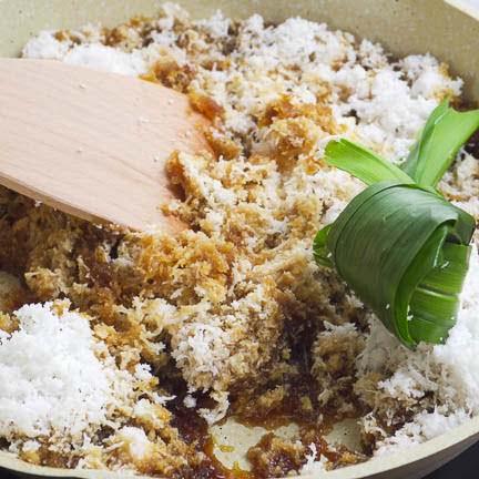 Pulut Inti (Steamed Glutinous Rice with Sweet Coconut Topping)